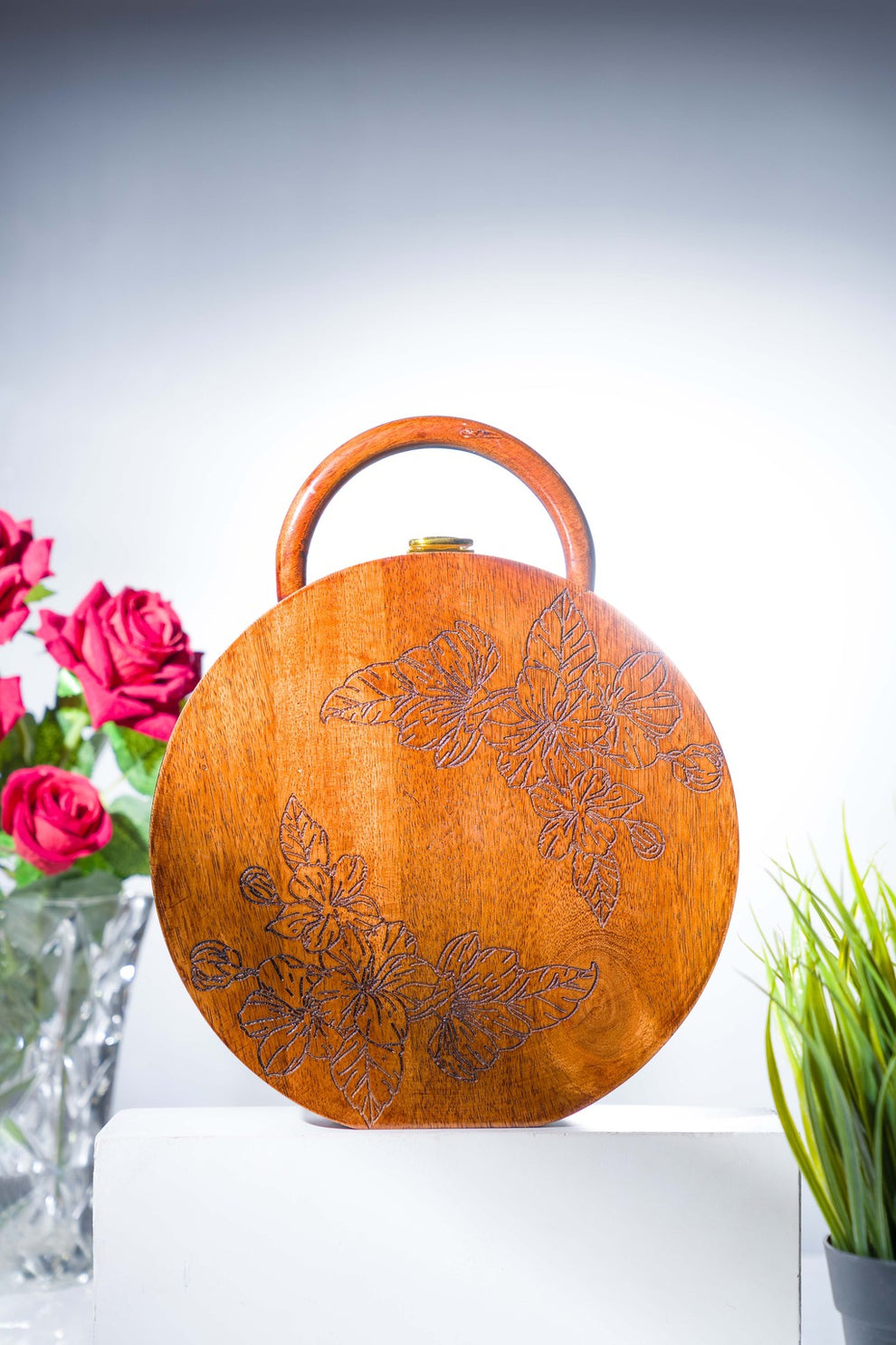 Round engraved bag in solid Sheesham wood – Tash Bags